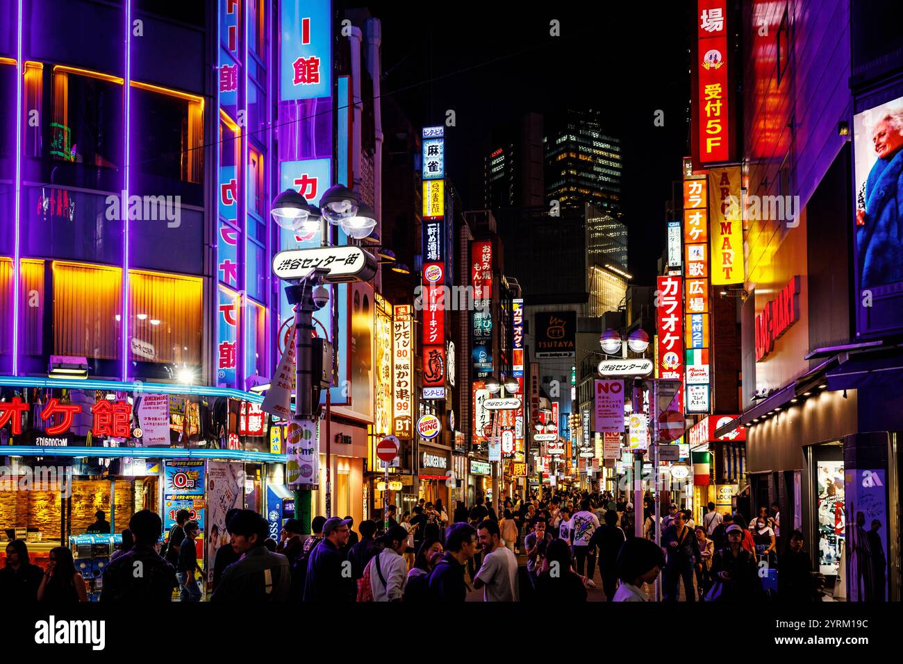 TOKIO, JAPAN - 22. Oktober 2024: Straßenplakate im Stadtteil Kabuki-cho ...