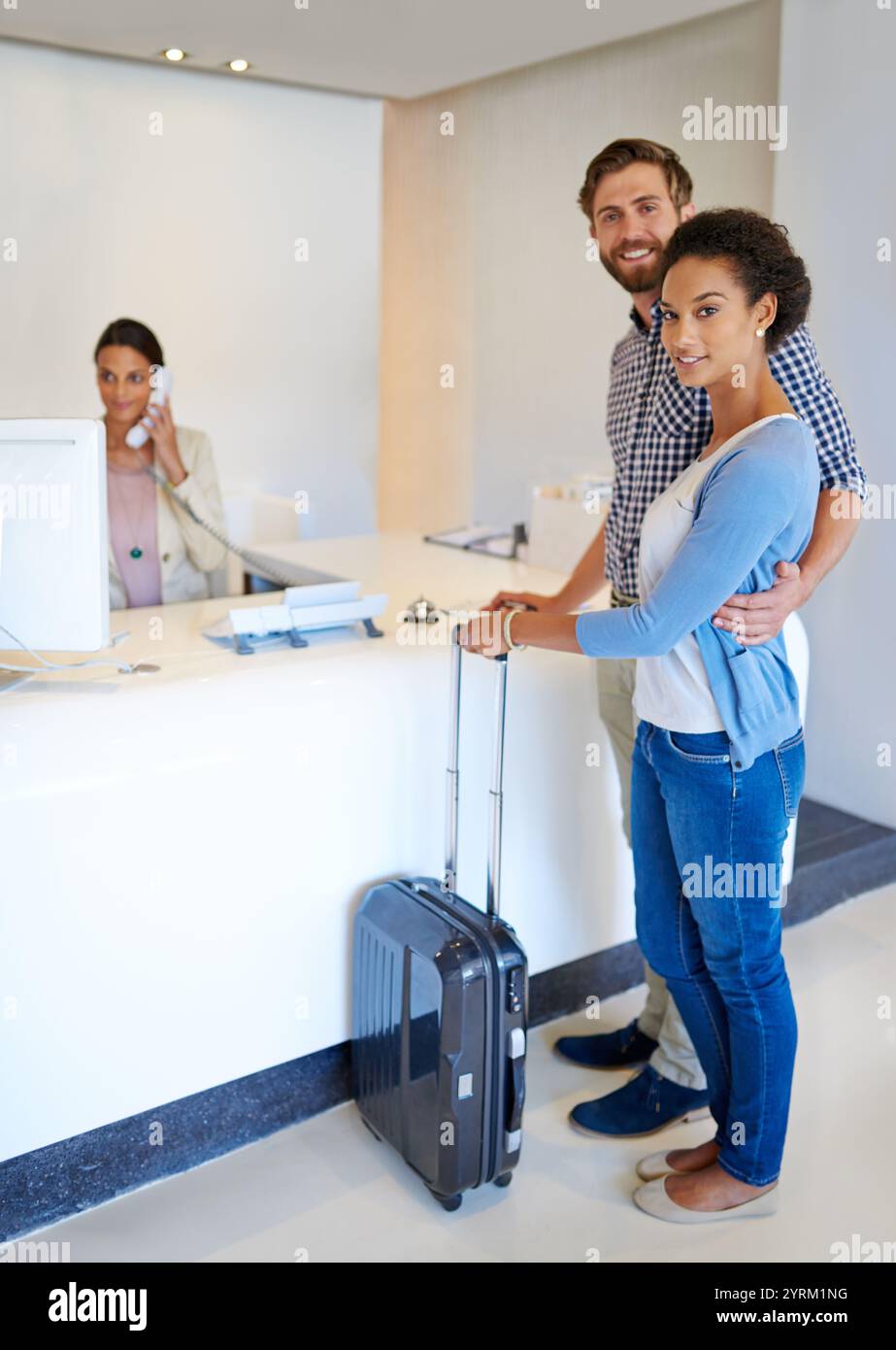 Hotelrezeption, Paar und Porträt zum Check-in, Begrüßung und Hilfe mit ...