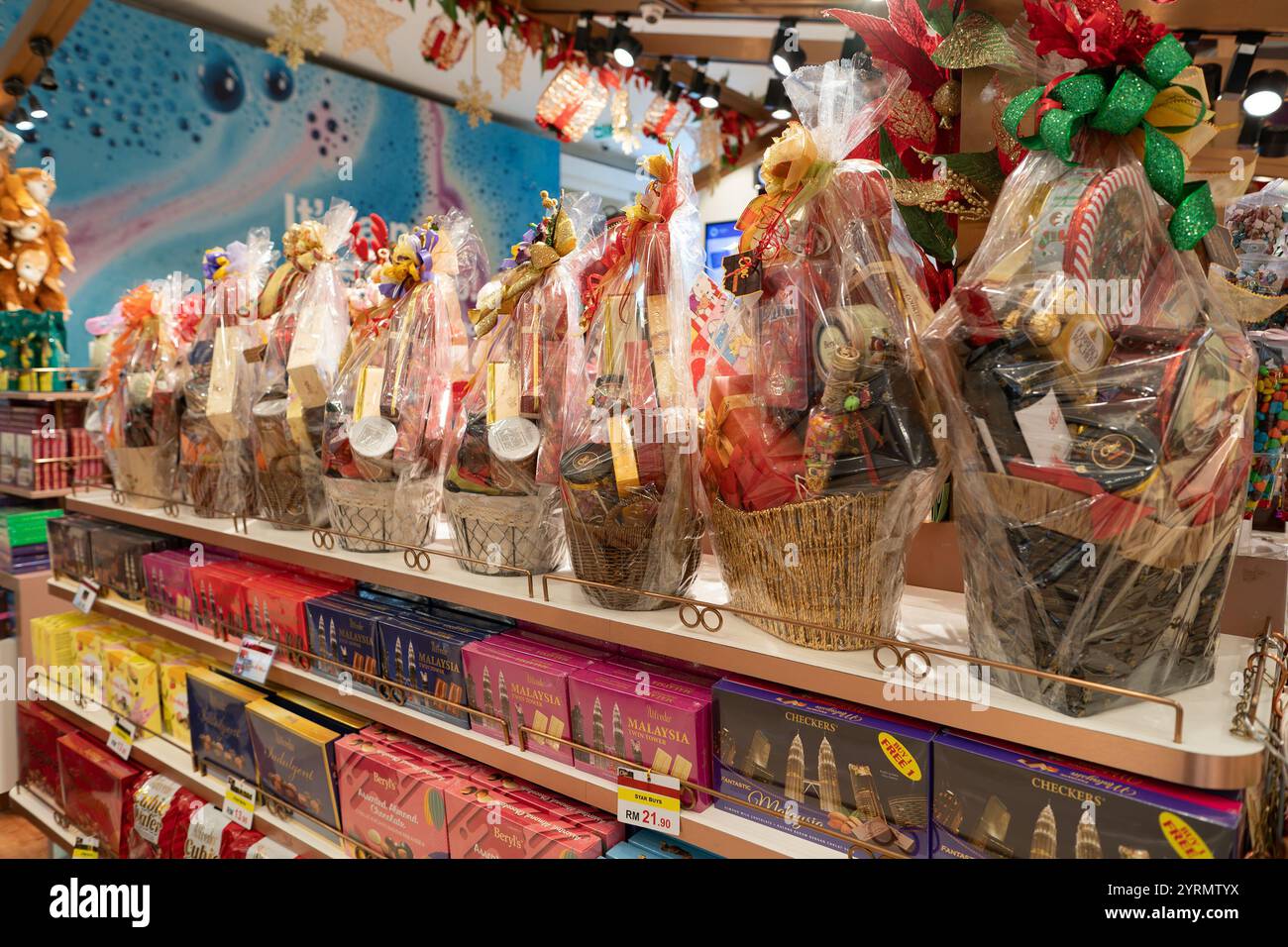 KUALA LUMPUR, MALAYSIA - 01. DEZEMBER 2023: Geschenksets werden im Choc ...