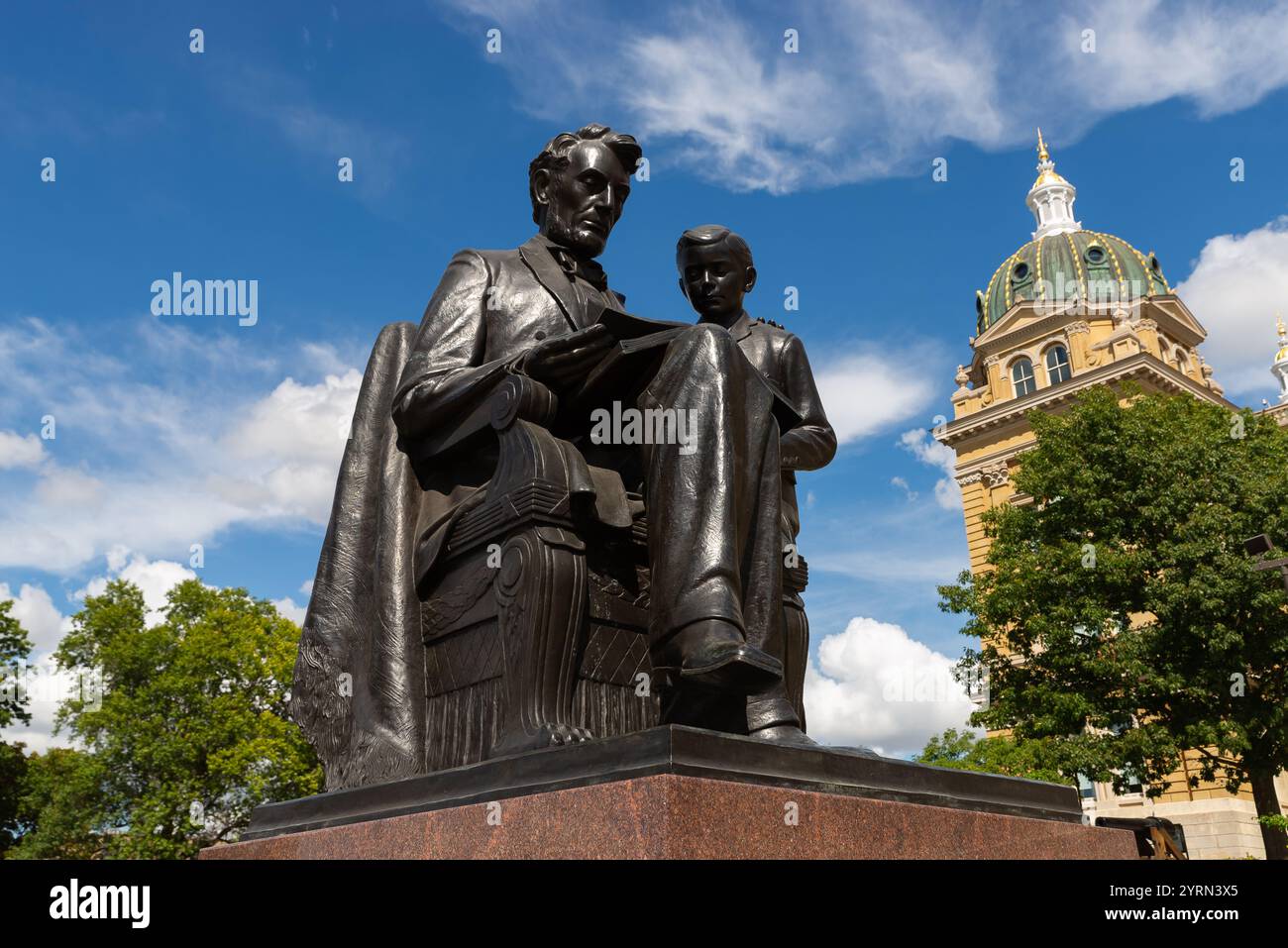 Des Moines, Iowa – USA – 16. September 2024: Statue „Lincoln and Tad ...