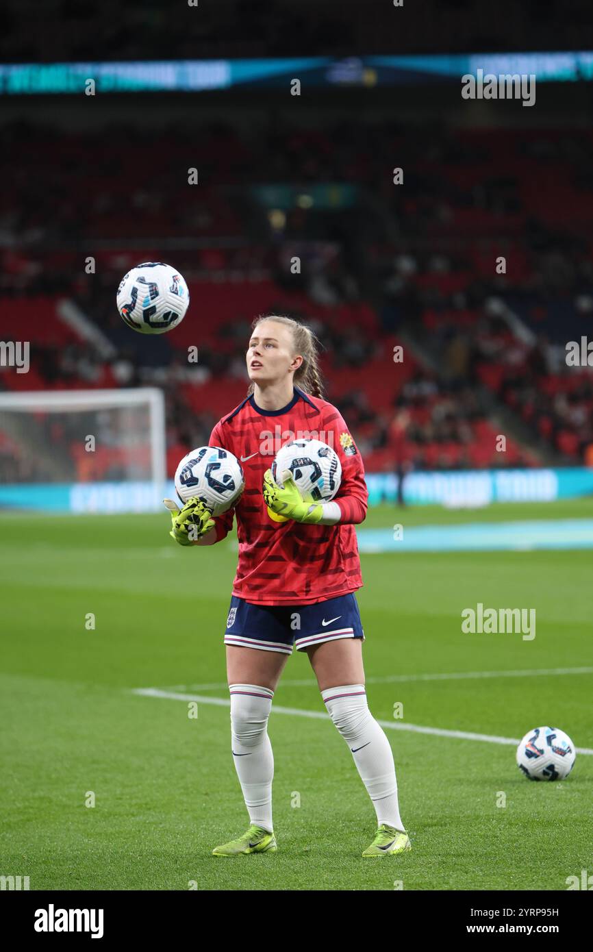 Hannah Hampton jonggelt drei Fußbälle England gegen USA Wembley Stadium ...