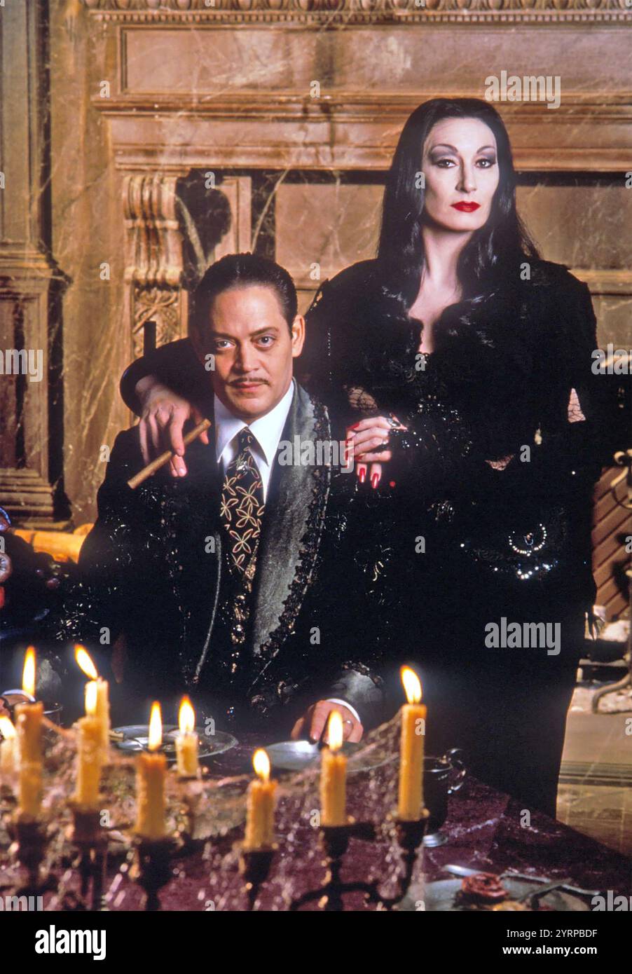 DIE FAMILIE ADDAMS 1991 Paramount Pictures Film mit Anjelica Huston als ...