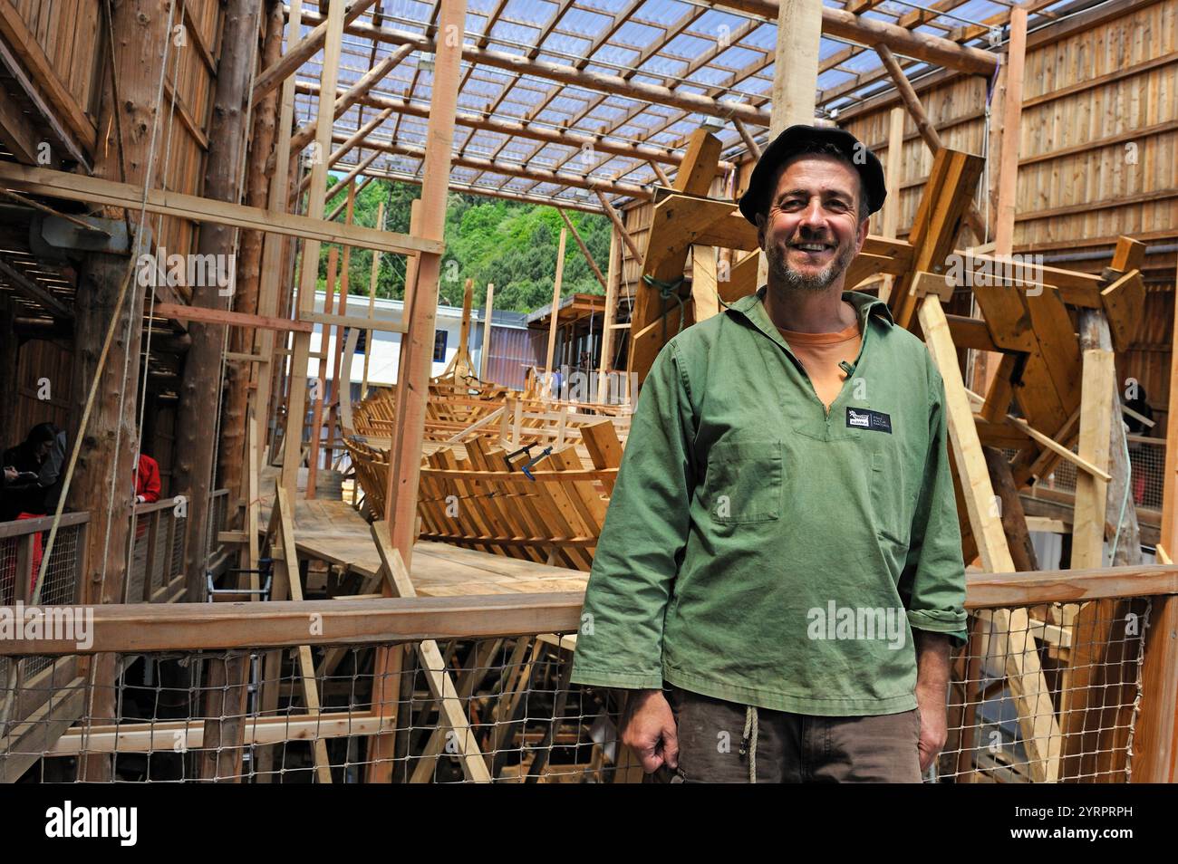 Xabier Agote, Vorsitzender von Albaola, in der Replik-Werft von San ...