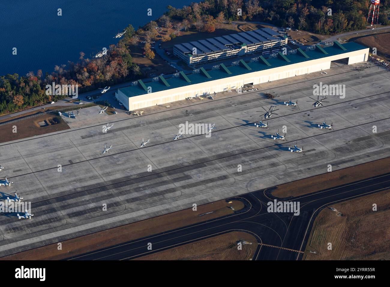 MARINE CORPS AIR STATION NEW RIVER, N.C. (3. Dezember 2024) Flugzeuge ...
