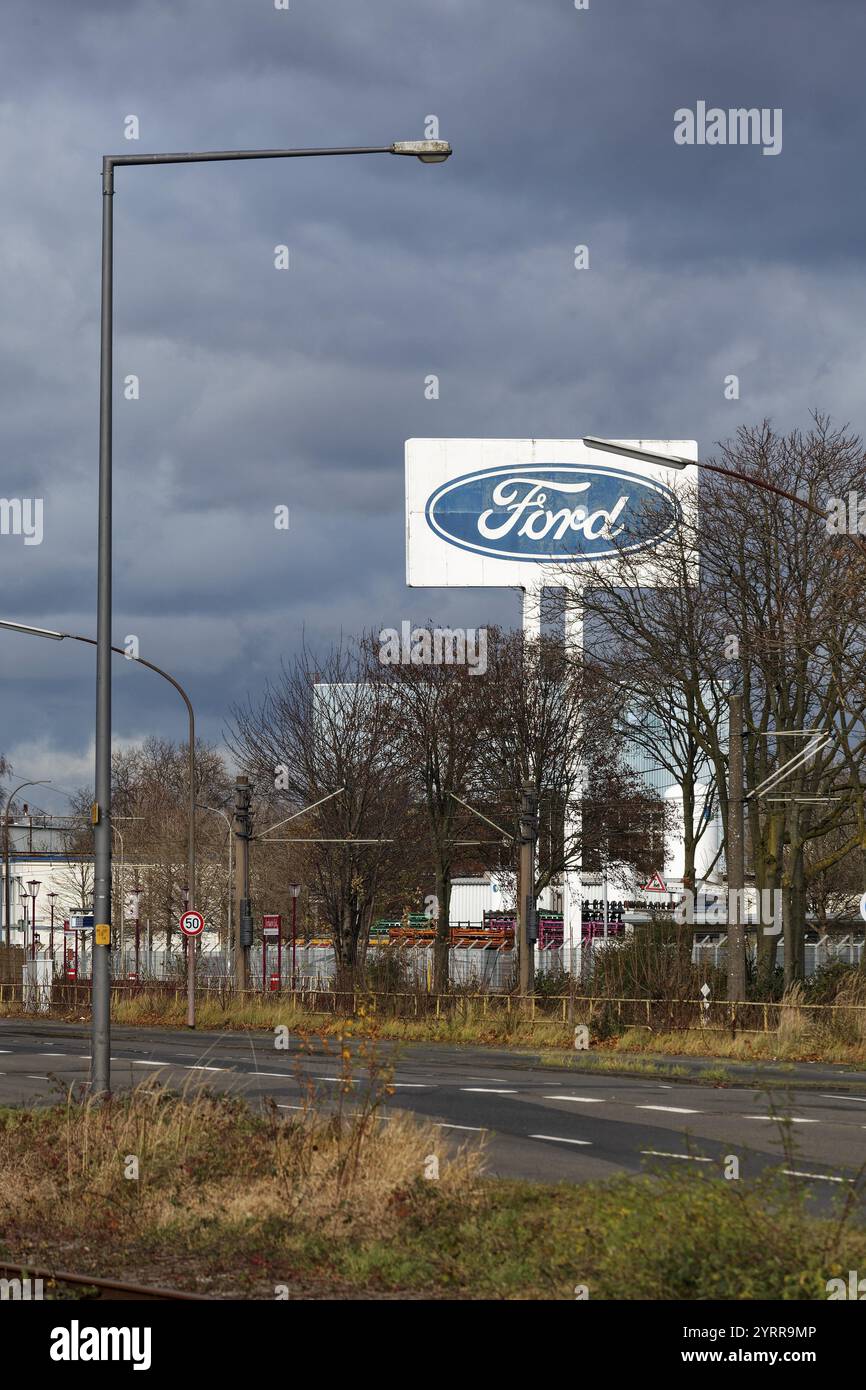 Fordwerke verklagt, Pylon mit Ford-Logo, Ansicht von Emdener Straße ...