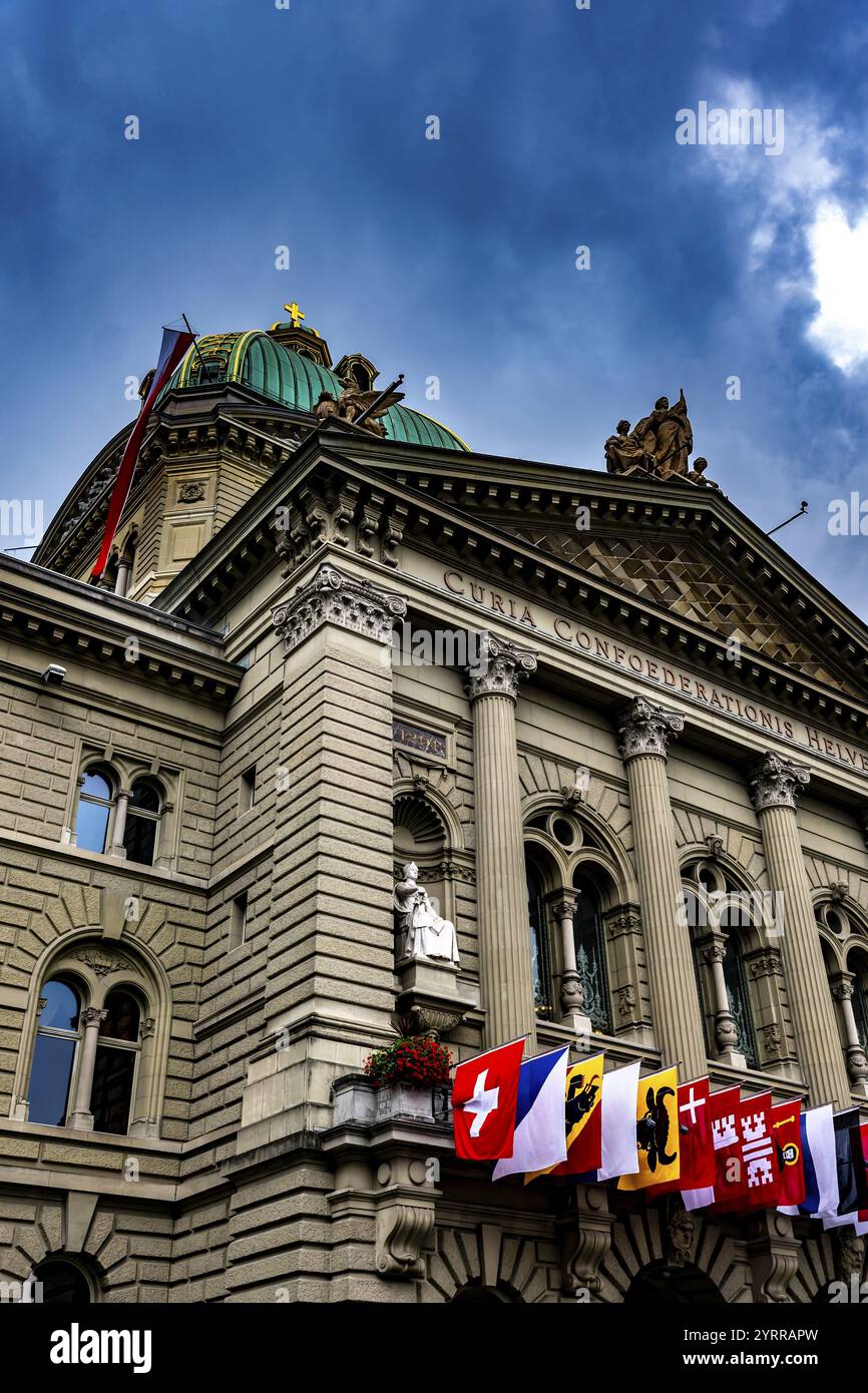 Schönes Bundeshaus oder Bundespalast mit Kantonflaggen am ...