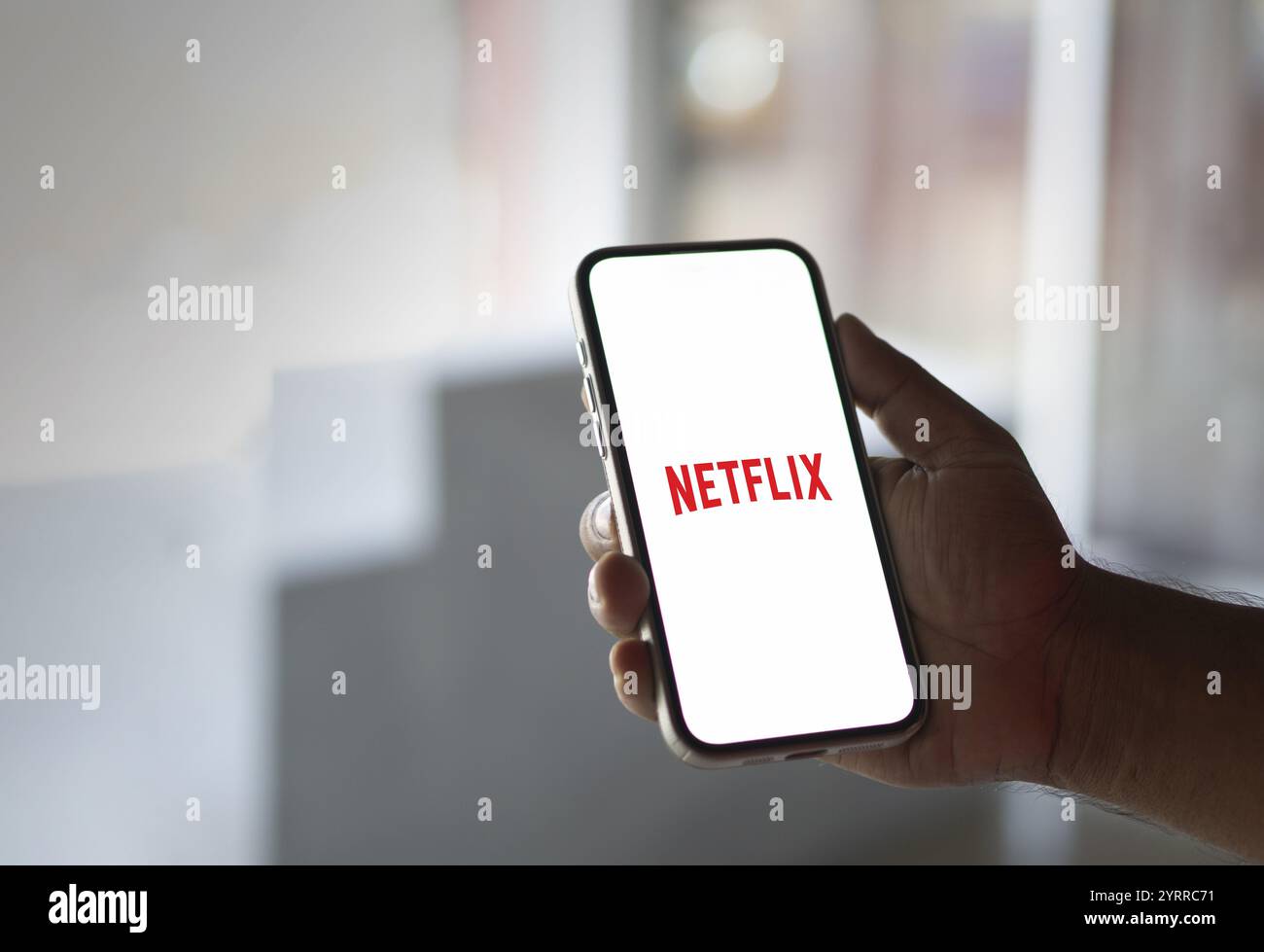 Das Netflix-Logo wird auf dem Smartphone-Bildschirm angezeigt. Dhaka ...