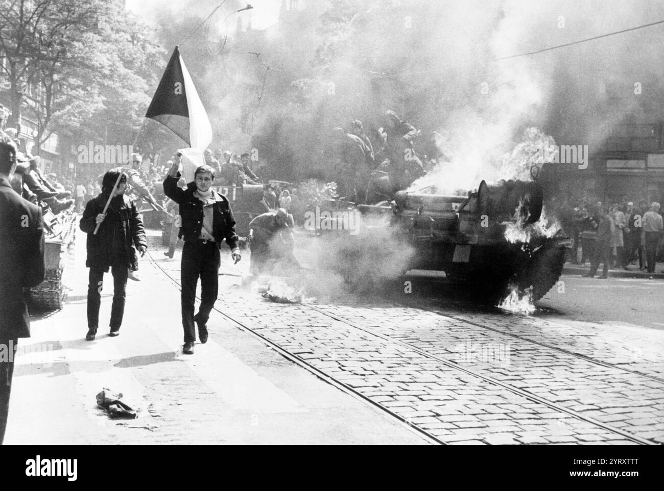 Invasion of czechoslovakia 1968 -Fotos und -Bildmaterial in hoher ...