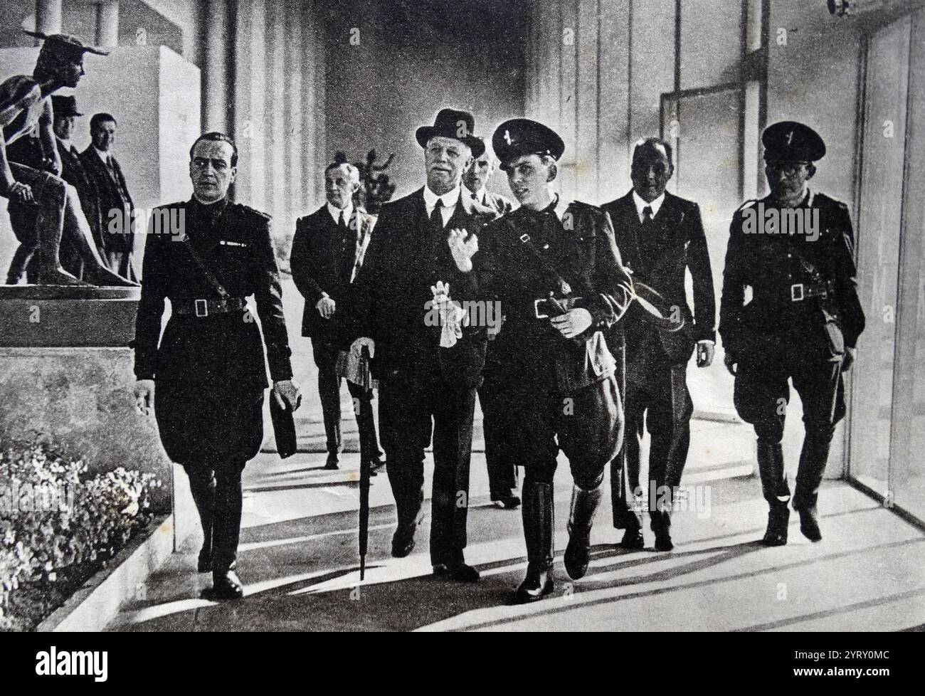 Lord Perth bei einer Kunstausstellung in Rom, während er Botschafter in ...