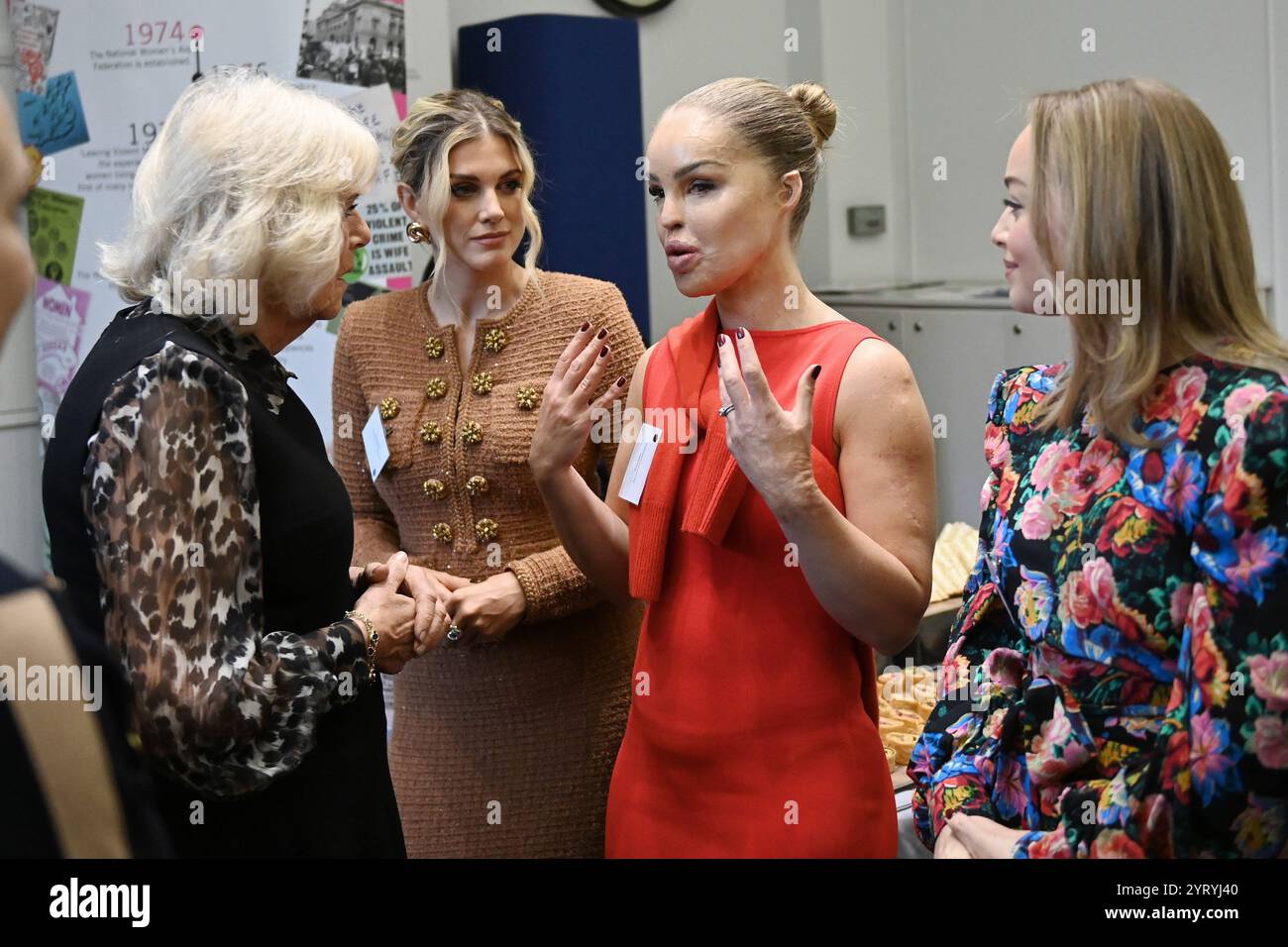 Königin Camilla spricht mit Ashley James, Katie Piper und Alice Liveing ...