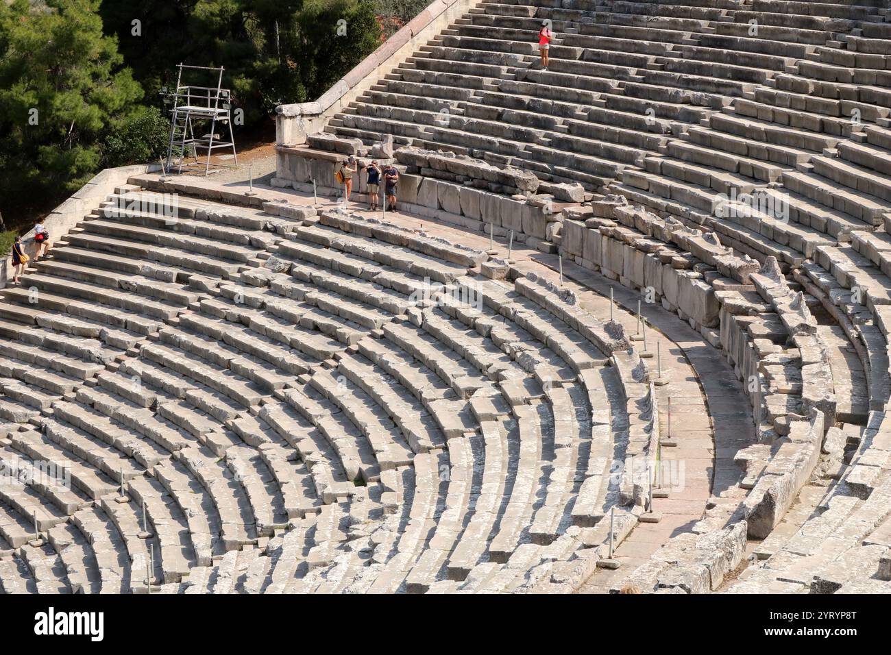 Das antike Theater von Epidaurus ist ein Theater in der griechischen ...