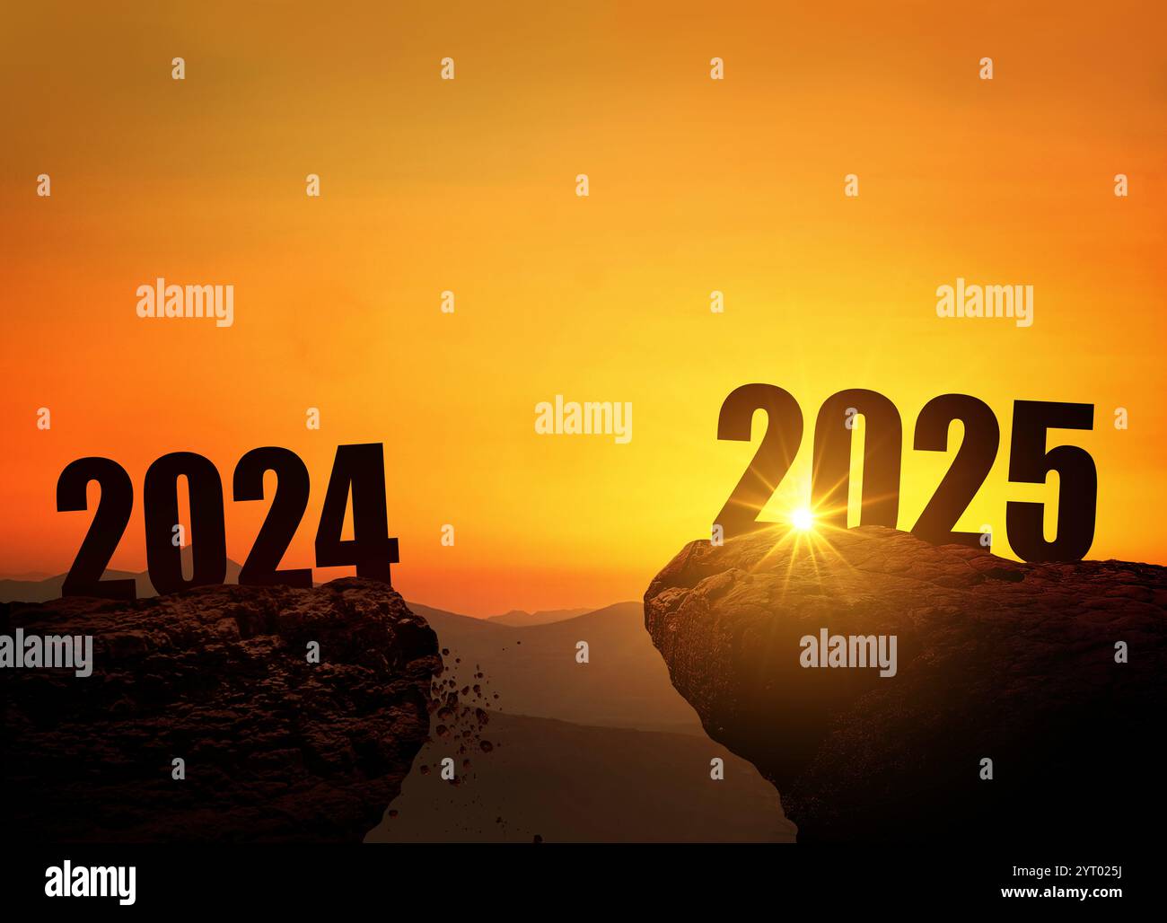 Silvester 2025 auf dem Berg bei Sonnenuntergang, Konzept. 2025 und 2024 auf der Klippe bei ...