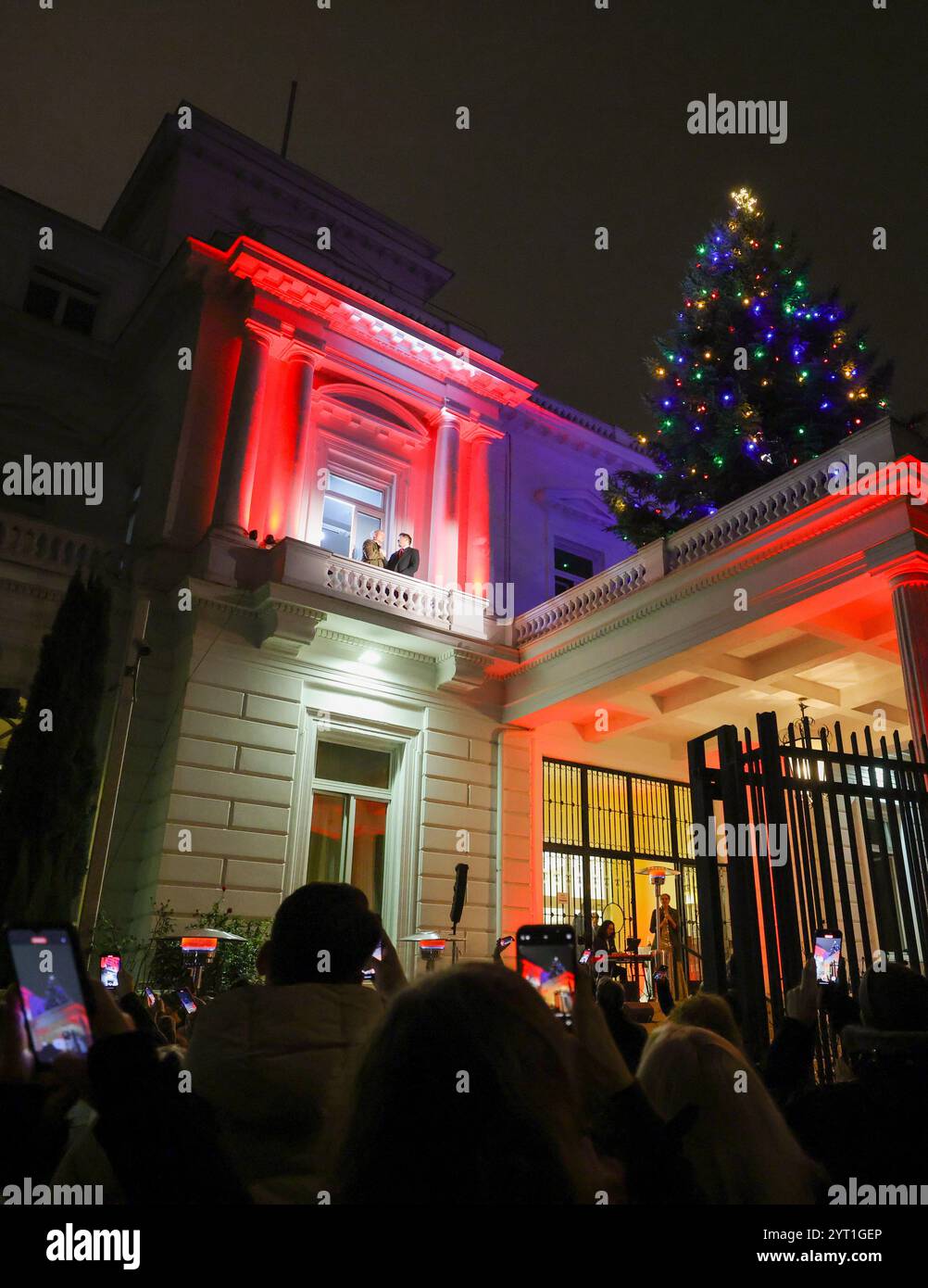 Hamburg, Deutschland. Dezember 2024. Jason Chue (r), Generalkonsul der ...