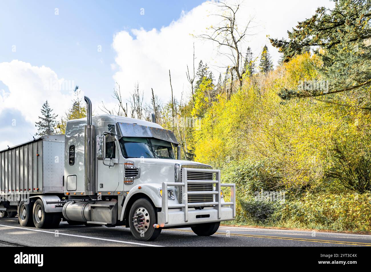 Klassischer, weißer Big Rig-Sattelaufsatz in Industriequalität mit ...