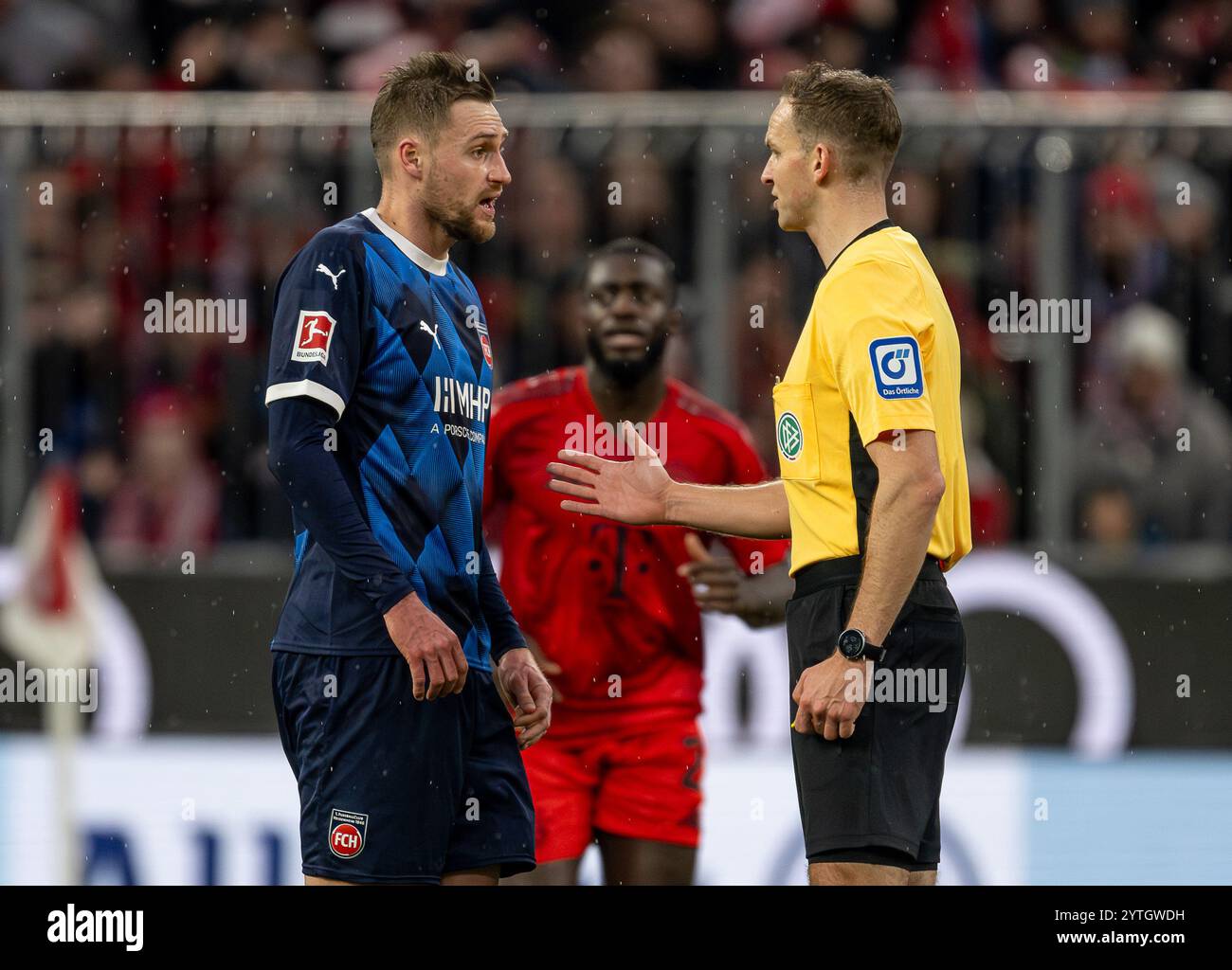 Patrick Mainka (1. FC Heidenheim 1846, #6) in Diskussion mit Soeren ...