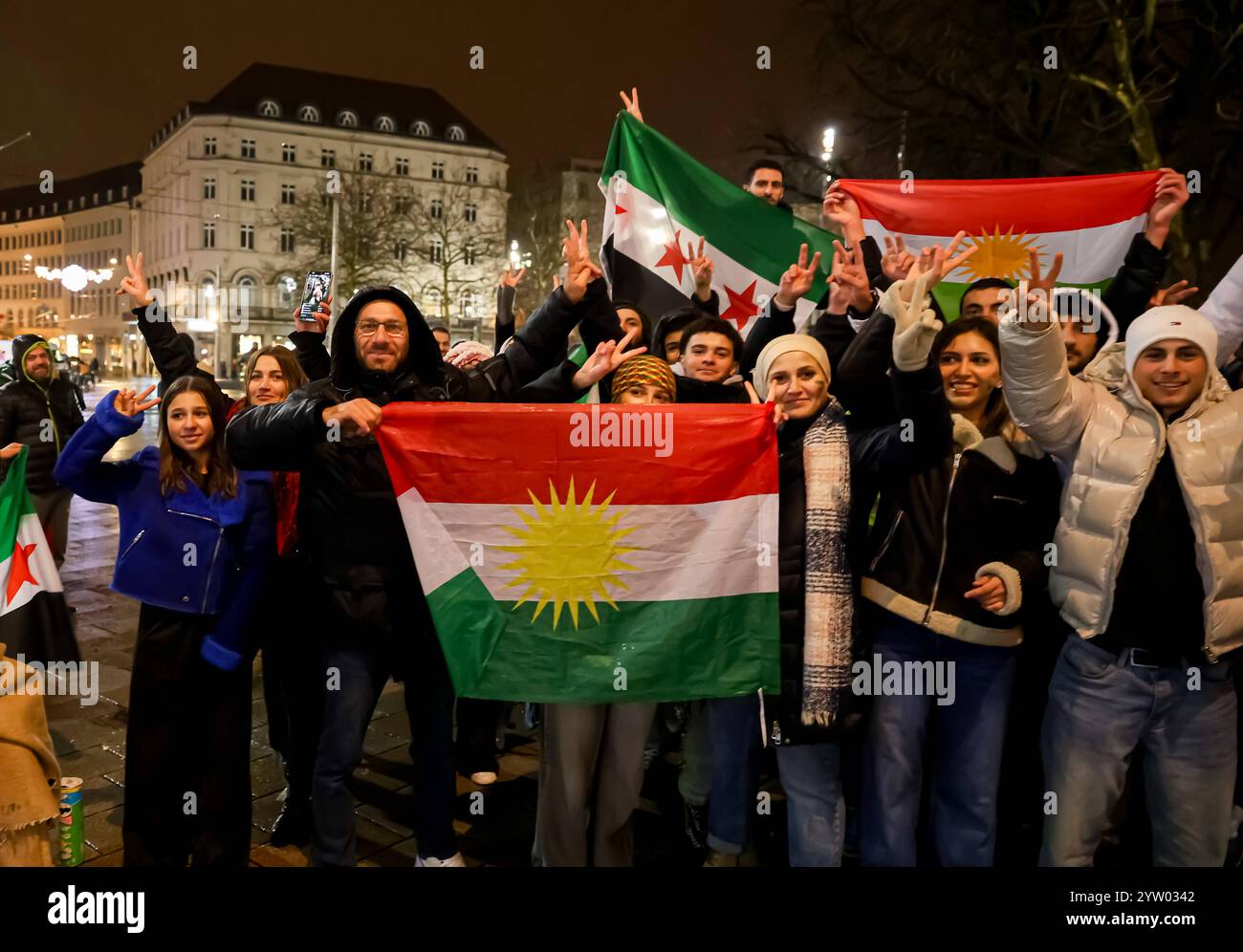 Syrer feiert auf Königsplatz Sturz von Assad Syrer feiert auf ...
