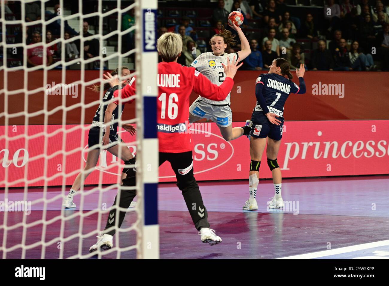 Wien, Österreich. Dezember 2024. WIEN, ÖSTERREICH - 9. DEZEMBER: Julia ...