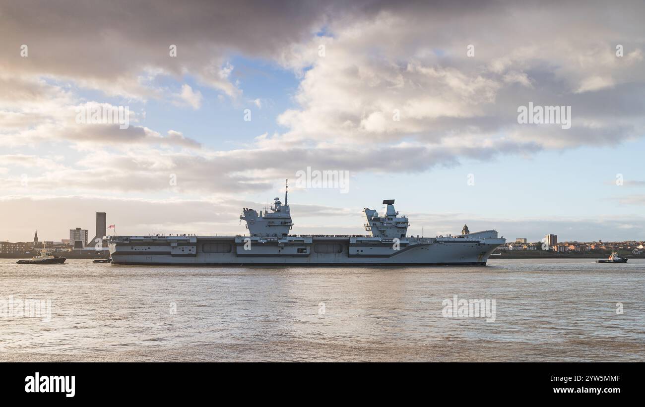 Schlepper unterstützen den Flugzeugträger HMS Prince of Wales auf dem ...