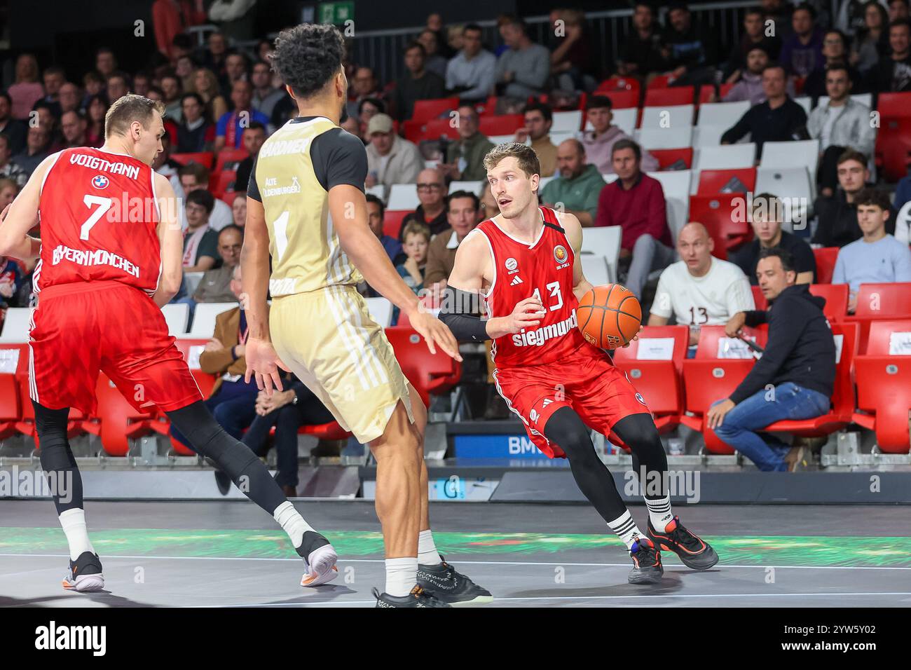 Andreas Obst (FC Bayern Basketball, #13) mit Ball, GER, FC Bayern ...