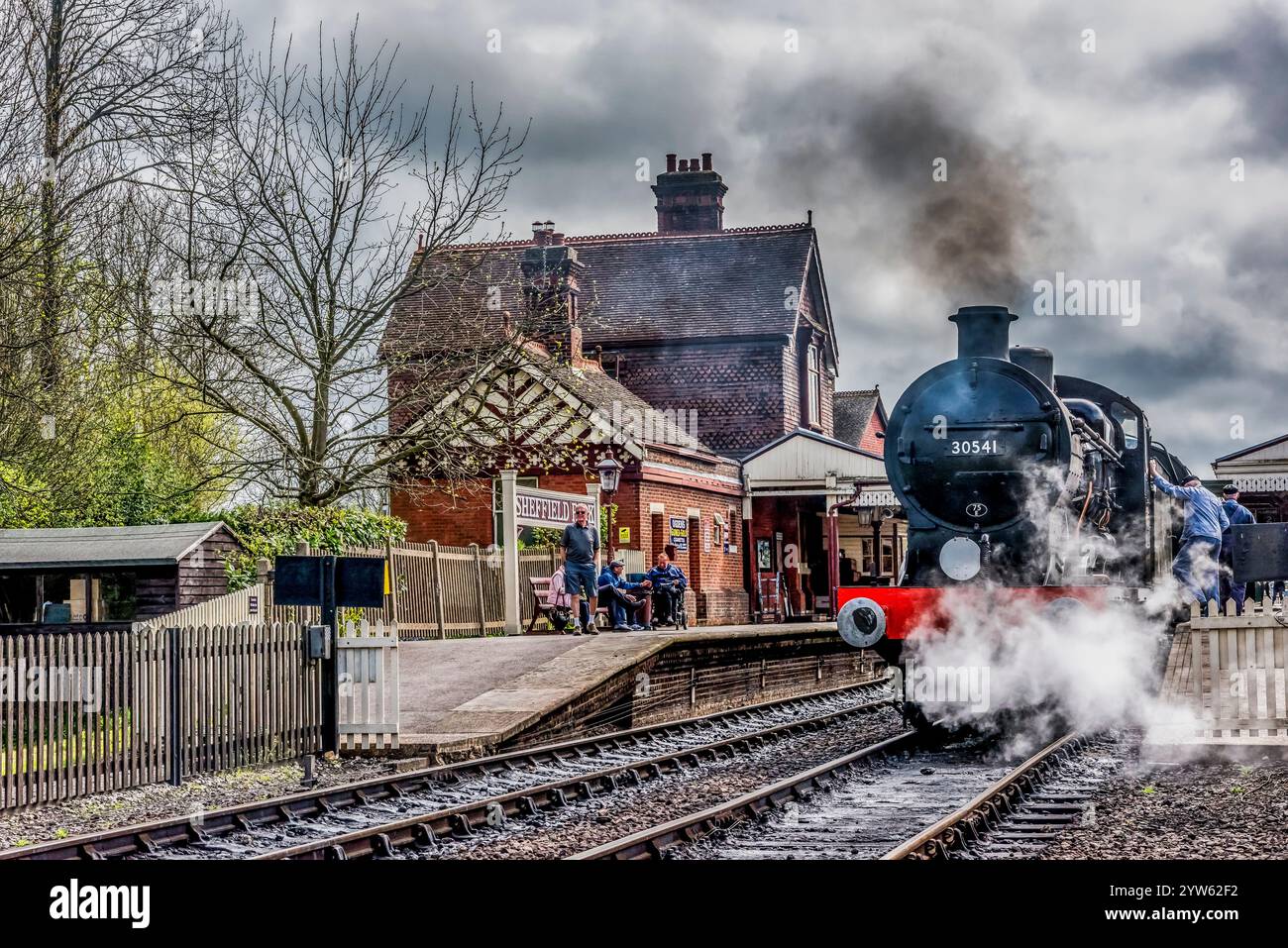 Das Bild zeigt die Dampflokomotive der Klasse 4F 0-6-0 30541 am Sheffield Park Heritage Railway ...