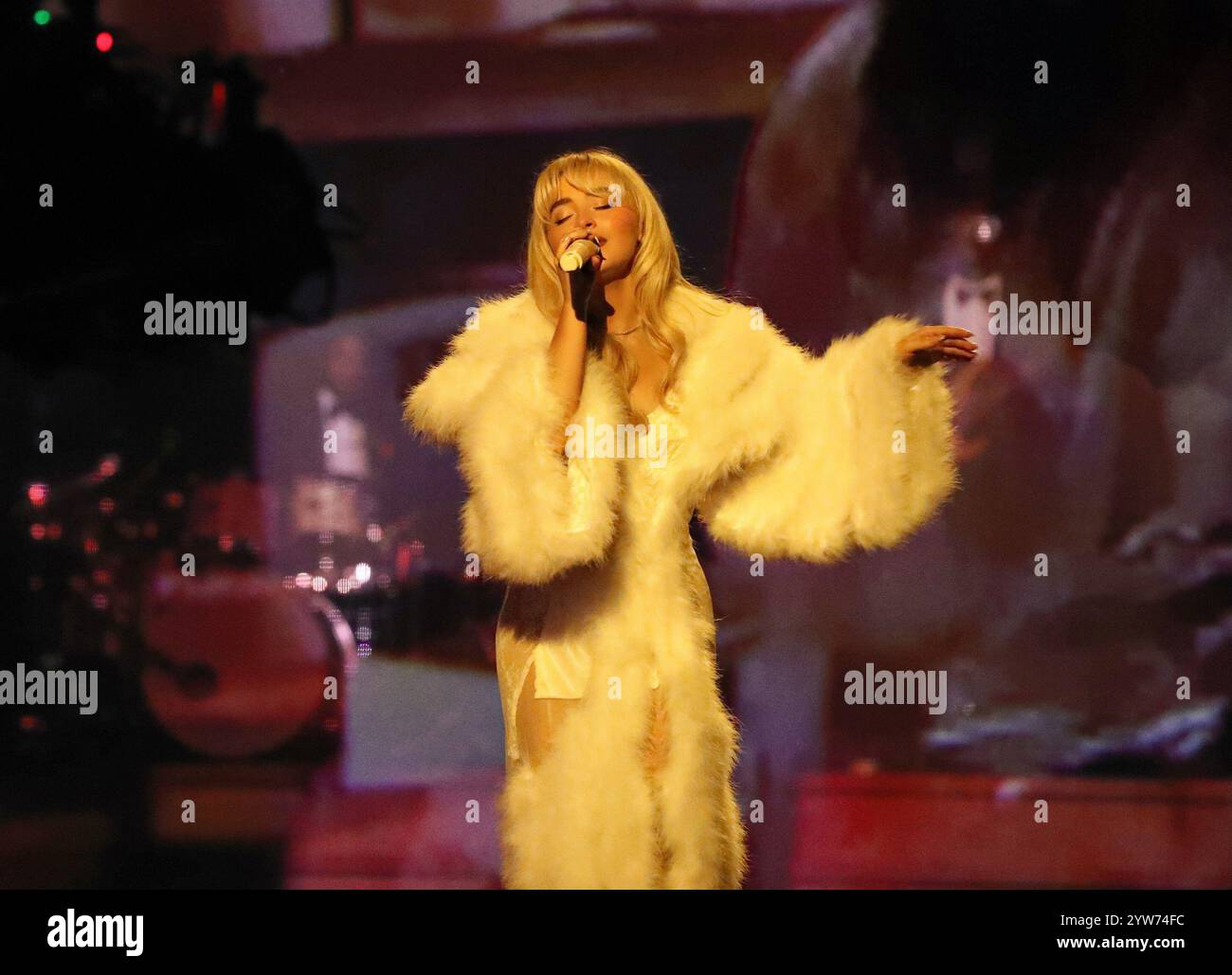 A UNSENSE CHRISTMAS WITH SABRINA CARPENTER, Sabrina Carpenter ...