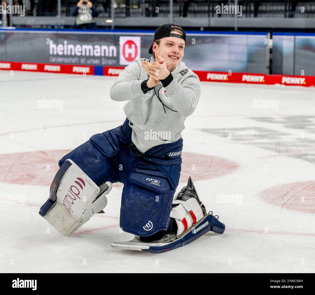 Simon Wolf (Torwart, EHC Red Bull Muenchen, #25) mit einem Taenzchen ...