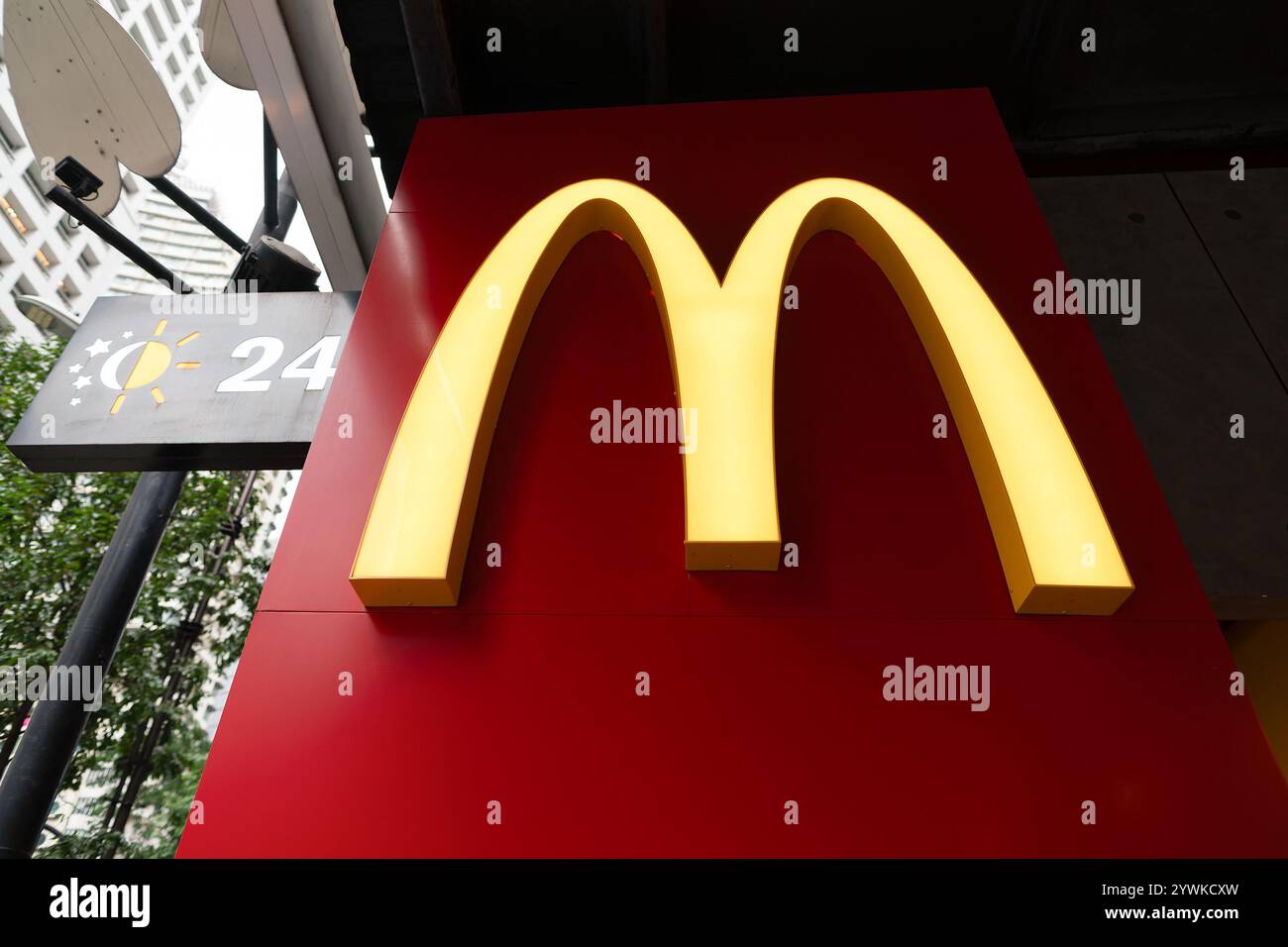 KUALA LUMPUR, MALAYSIA - 2. DEZEMBER 2023: Golden Arches Schild, wie ...