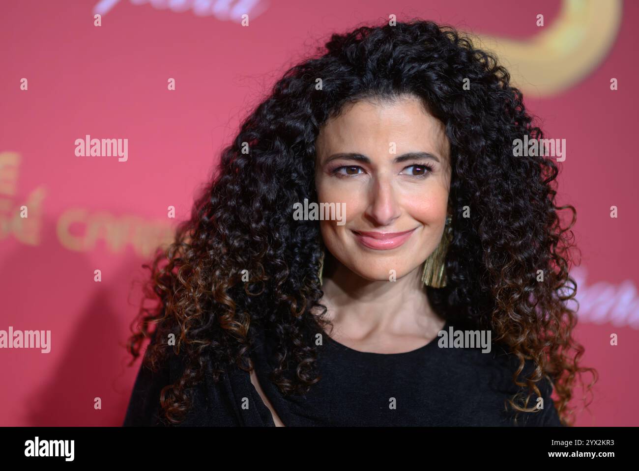 Leipzig, Deutschland. Dezember 2024. Moderatorin Marwa Eldessouky kommt ...