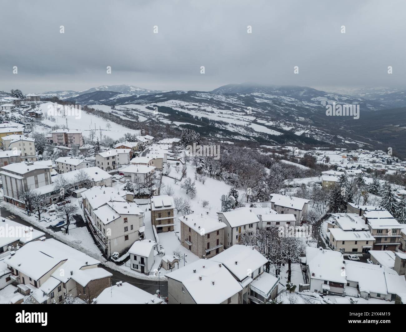 Blick aus der Vogelperspektive auf schneebedeckte Häuser und Bäume in ...