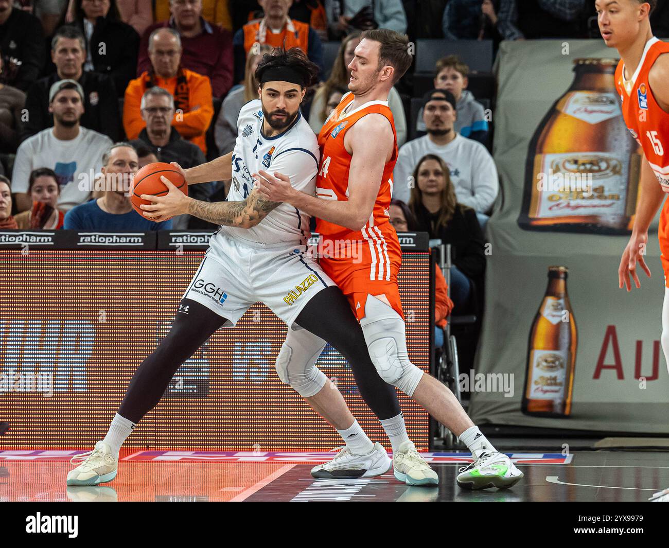 Marcel Kessen (MLP Academics Heidelberg, #15) im Zweikampf gegen ...