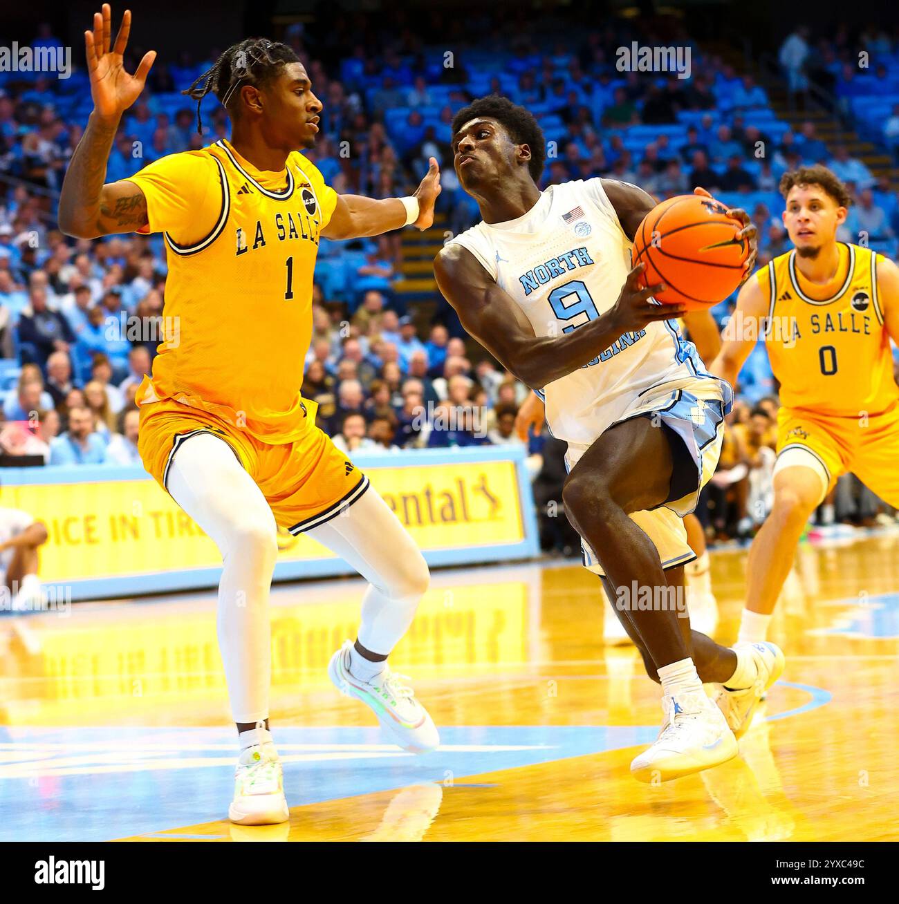 14. Dezember 2024: Drake Powell (9) fährt zum Korb vor dem Senior ...