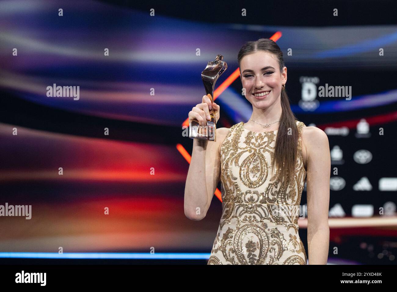 Darja Varfolomeev (Rhythmische Sportgymnastik, Olympiasiegerin Paris 2024) mit dem Preis zum ...