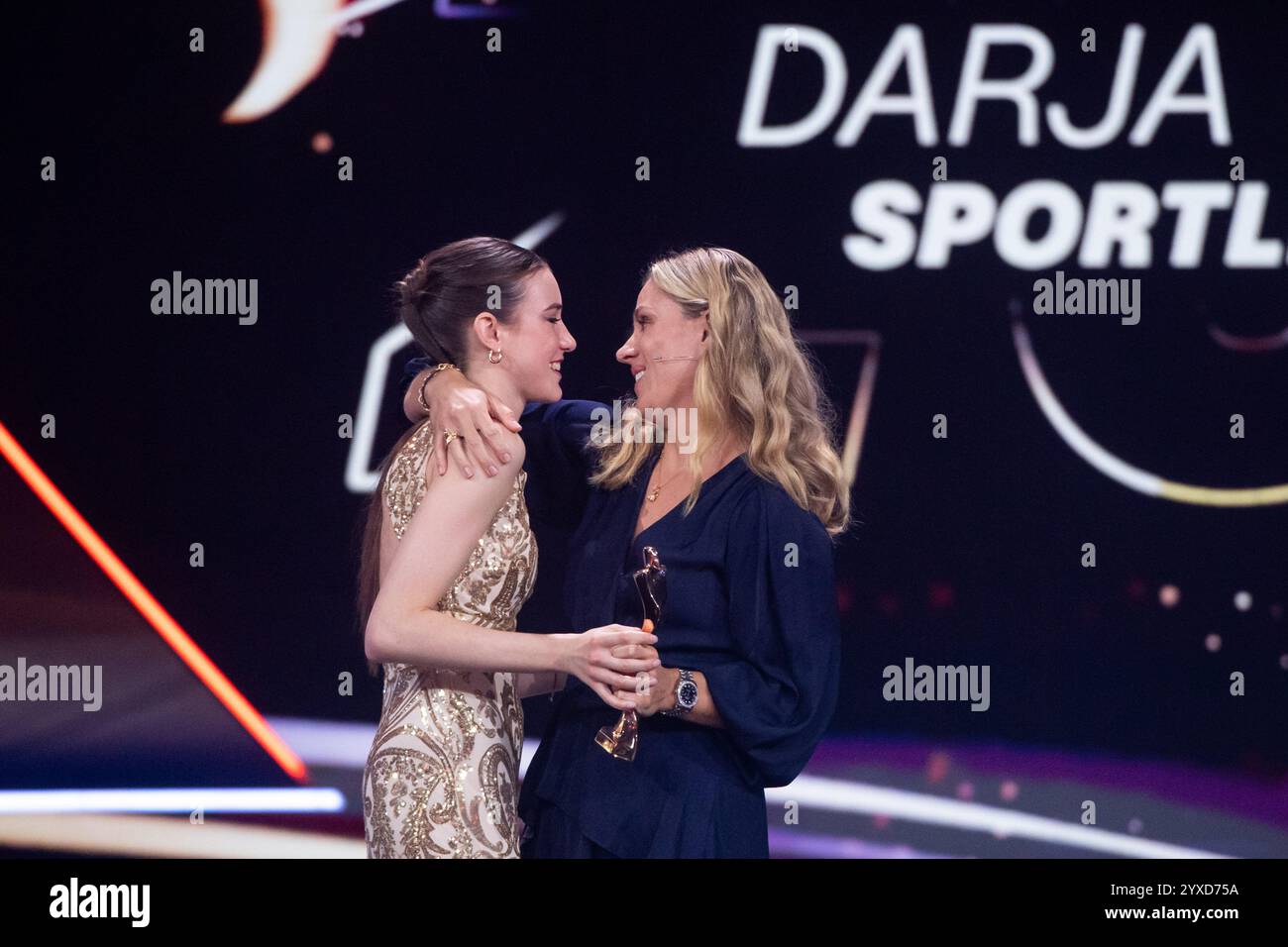 Darja Varfolomeev (Rhythmische Sportgymnastik, Olympiasiegerin Paris 2024) bekommt von Angelique ...