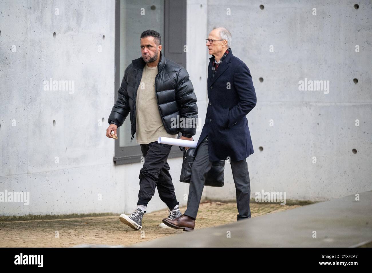 16. Dezember 2024, Brandenburg, Frankfurt (oder): Arafat Abou-Chaker (l), begleitet von seinem ...