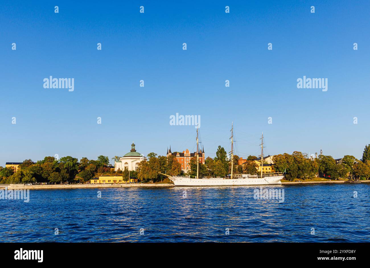 Blick über Stockholm Strom zum schwimmenden Hotelschiff af Chapman auf ...
