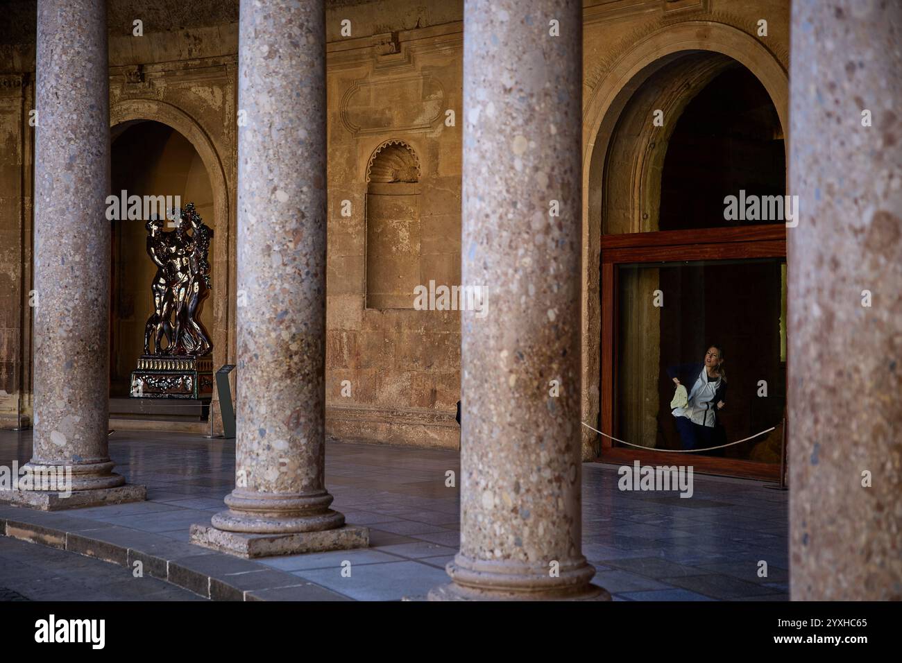 Jeff Koons’ Kunstwerk „drei Grazien“ befindet sich im Innenhof des ...