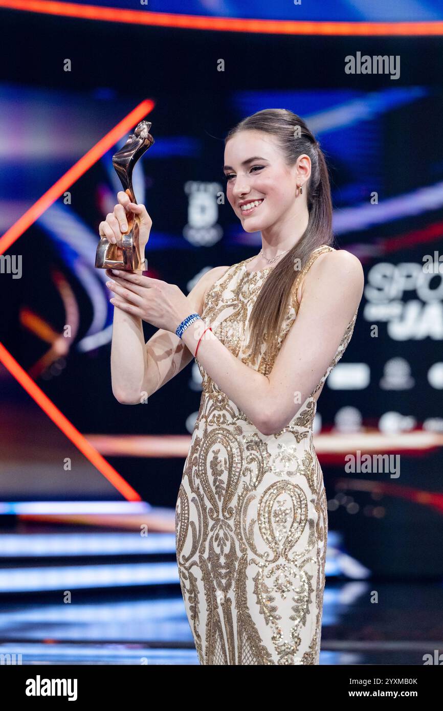 Darja Varfolomeev (Rhythmische Sportgymnastik, Olympiasiegerin Paris 2024) mit dem Preis zur ...