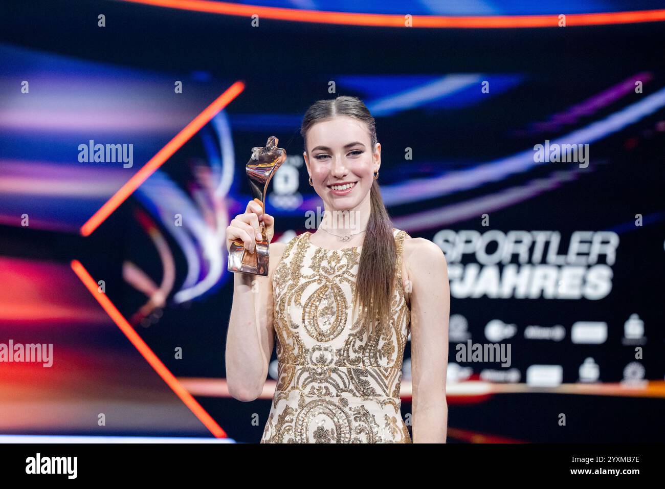 Darja Varfolomeev (Rhythmische Sportgymnastik, Olympiasiegerin Paris 2024) mit dem Preis zur ...