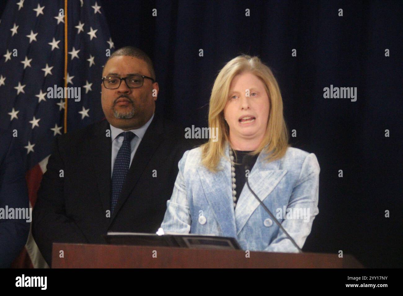 New York, USA. Dezember 2024. Alvin Bragg und die NYPD-Kommissarin ...