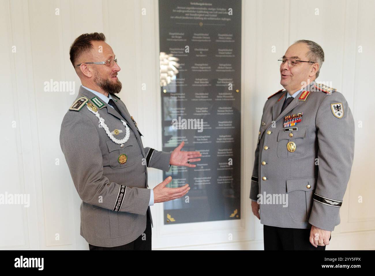 Strausberg, Deutschland. Dezember 2024. Der Empfänger des Ehrenkreuzes, Sergeant Major Jan Hecht ...