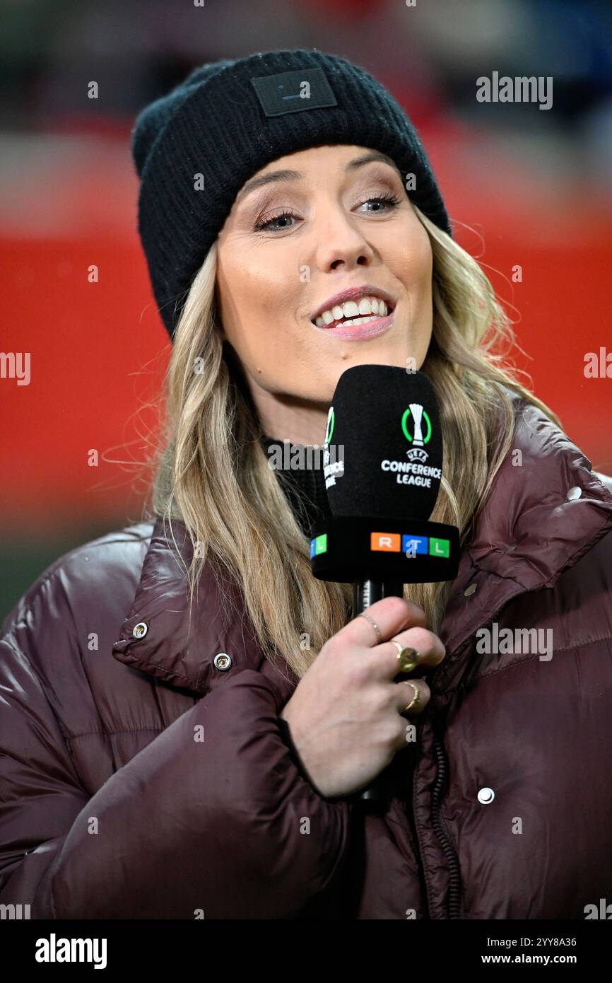 RTL Reporterin Moderatorin Laura Papendick Portrait im Interview Mikrofon Mikro Logo 1. FC ...