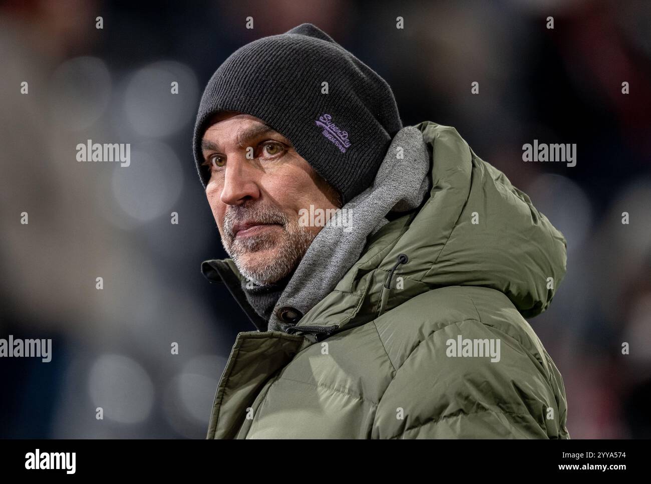 Markus Babbel schuetzt sich mit Muetze vor der KAELTE. GER, FC Bayern ...