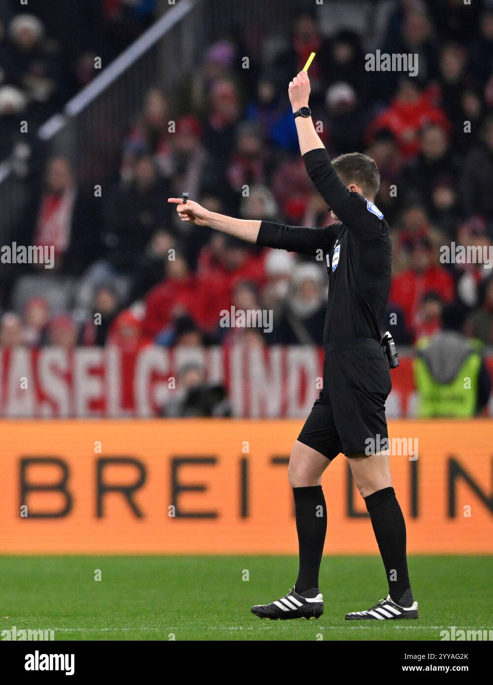 Schiedsrichter Schiedsrichter Daniel Siebert zeigt Trainer Marco Rose RasenBallsport RB Leipzig ...