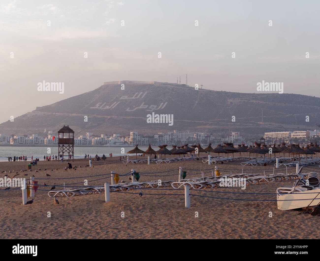 Strand von Agadir mit Liegestühlen und Sonnenschirmen, dahinter die ...