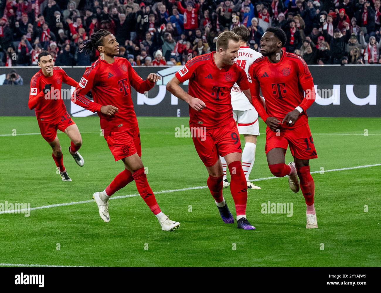 Jamal Musiala (FC Bayern München, #42), Michael Olise (FC Bayern ...
