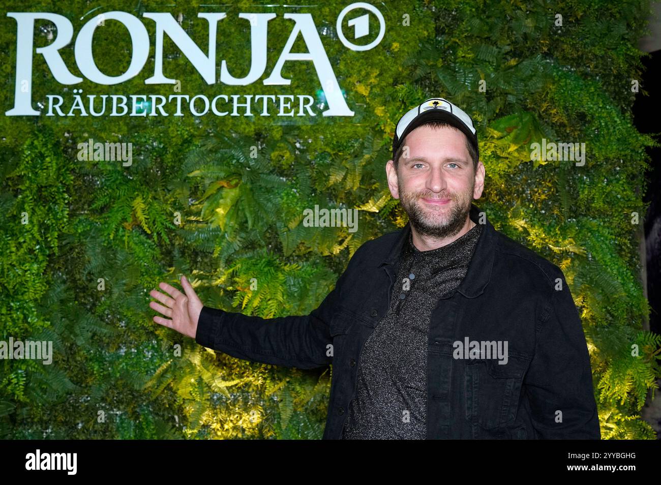 Sebastian Schwarz bei der Premiere der Fernsehserie Ronja Räubertochter im Kino in der ...
