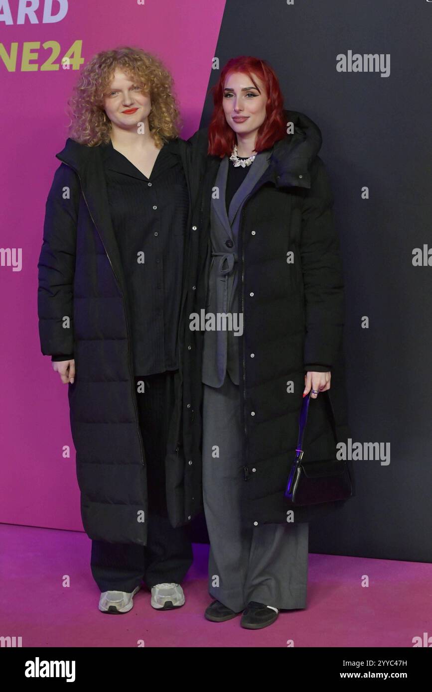 Emma Rose li. Und Anna Wutt 12/24 thg Emma Rose li. mit ihrer Managerin ...