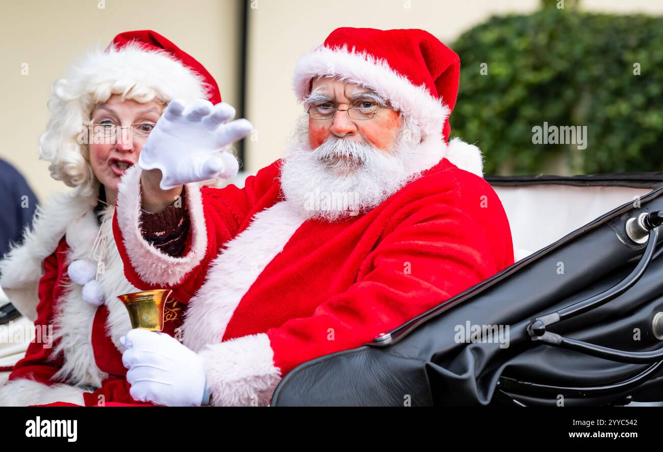 Ascot, Berkshire, Samstag, 21. Dezember 2024; Santa Claus und Mrs ...