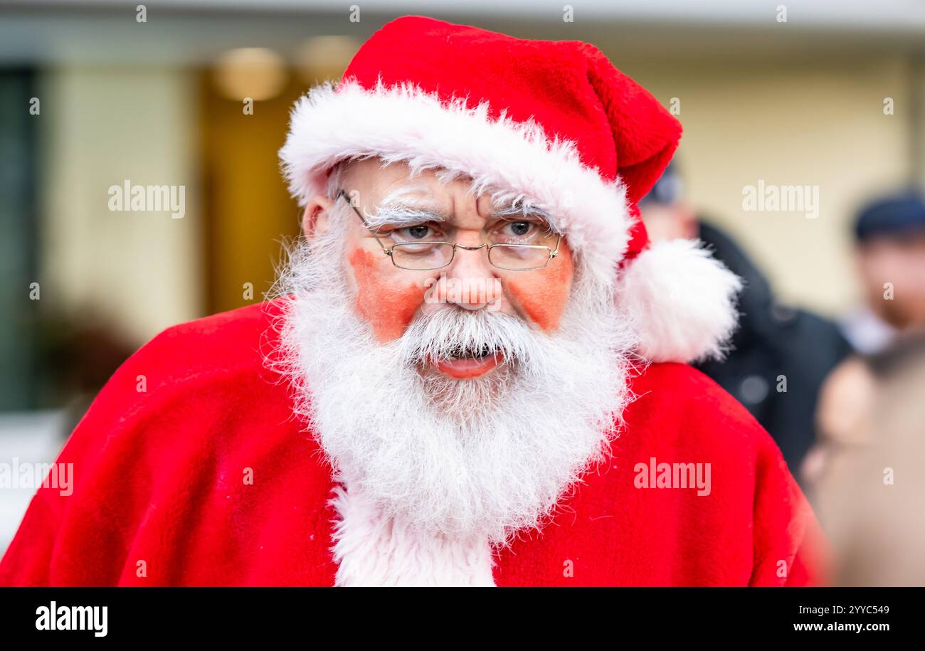 Ascot, Berkshire, Samstag, 21. Dezember 2024; Santa Claus und Mrs. Claus kommen vor dem Long ...