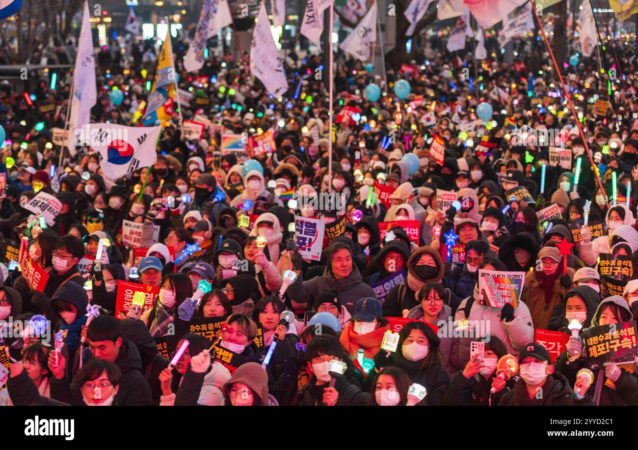 Seoul, Südkorea. Dezember 2024. Die Demonstranten schwenken während der ...